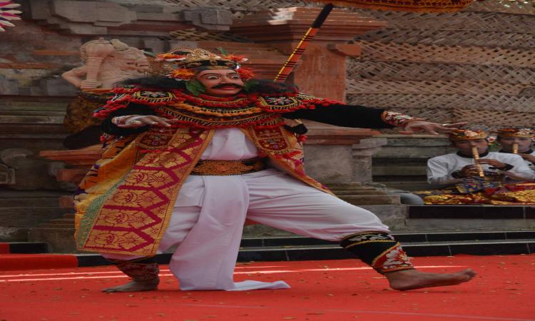 Parade Topeng Panca Klasik Duta Denpasar Kisahkan Perjalanan Dalem ...