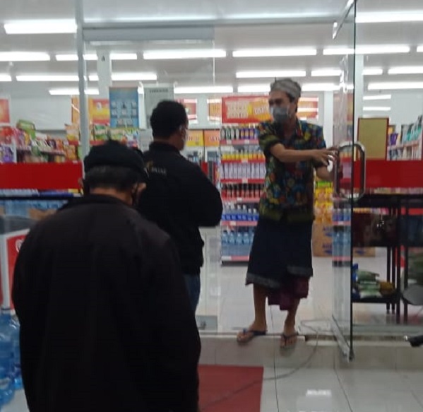 Satgas Kelurahan Tonja Sidak Jam Operasional Toko, Masa Pandemi Covid ...