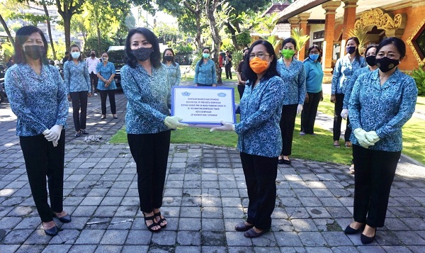 Selly Mantra Serahkan Sembako, Masker, Vitamin dan Handsanitizer Kepada ...