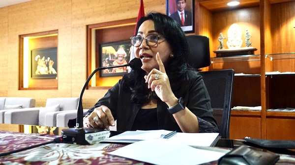 Ny. Selly Mantra Buka Webinar Inovasi Desain Kemasan Produk Lokal ...